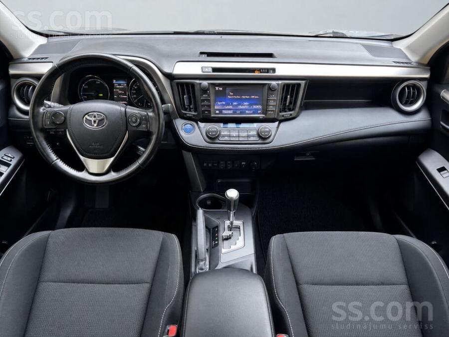 Grey Toyota RAV4 2018 in Riga, with an engine capacity of 2.50 L and mileage of 124 thousand km for 19300 €, photo 11 on AUTOMOTO.COM.LV