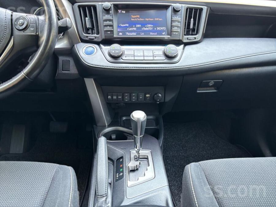 Grey Toyota RAV4 2018 in Riga, with an engine capacity of 2.50 L and mileage of 124 thousand km for 19300 €, photo 12 on AUTOMOTO.COM.LV