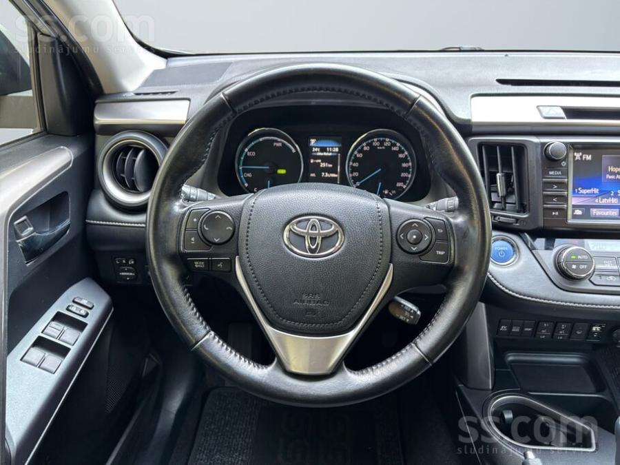 Grey Toyota RAV4 2018 in Riga, with an engine capacity of 2.50 L and mileage of 124 thousand km for 19300 €, photo 13 on AUTOMOTO.COM.LV