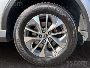 Grey Toyota RAV4 2018 in Riga, with an engine capacity of 2.50 L and mileage of 124 thousand km for 19300 €, photo 15 on AUTOMOTO.COM.LV