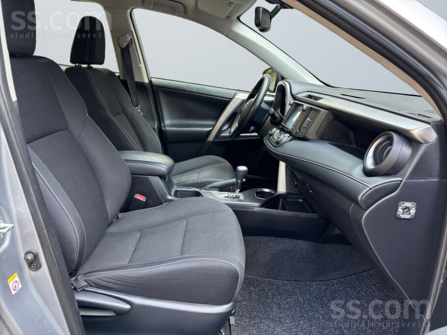 Grey Toyota RAV4 2018 in Riga, with an engine capacity of 2.50 L and mileage of 124 thousand km for 19300 €, photo 16 on AUTOMOTO.COM.LV