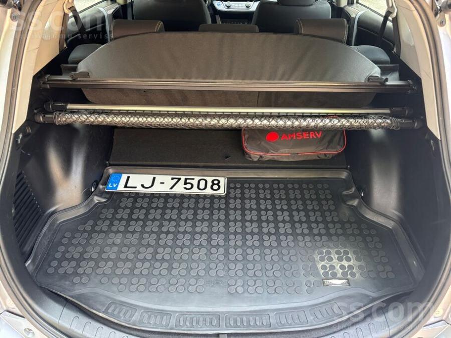 Grey Toyota RAV4 2018 in Riga, with an engine capacity of 2.50 L and mileage of 124 thousand km for 19300 €, photo 21 on AUTOMOTO.COM.LV
