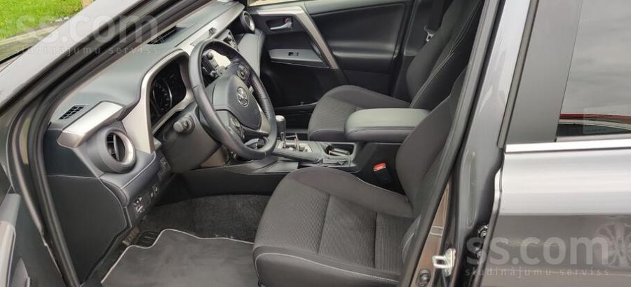 Grey Toyota RAV4 2018 in Riga, with an engine capacity of 2.50 L and mileage of 44 thousand km for 21500 €, photo 8 on AUTOMOTO.COM.LV