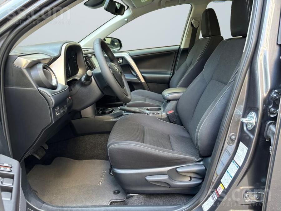 Grey Toyota RAV4 2018 in Riga, with an engine capacity of 2.00 L and mileage of 130 thousand km for 17230 €, photo 9 on AUTOMOTO.COM.LV