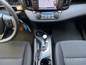 Grey Toyota RAV4 2018 in Riga, with an engine capacity of 2.00 L and mileage of 130 thousand km for 17230 €, photo 11 on AUTOMOTO.COM.LV
