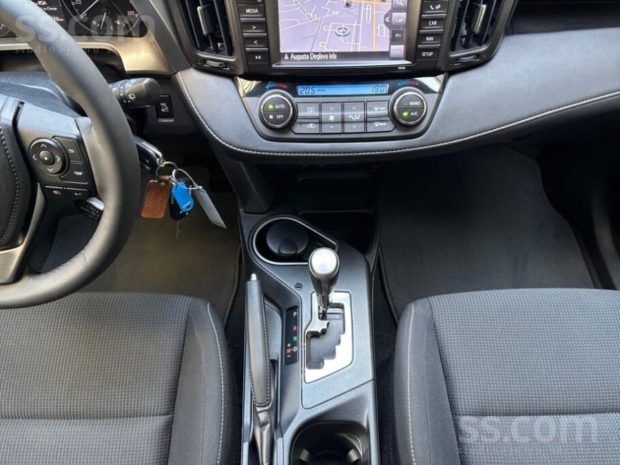 Grey Toyota RAV4 2018 in Riga, with an engine capacity of 2.00 L and mileage of 130 thousand km for 17230 €, photo 11 on AUTOMOTO.COM.LV