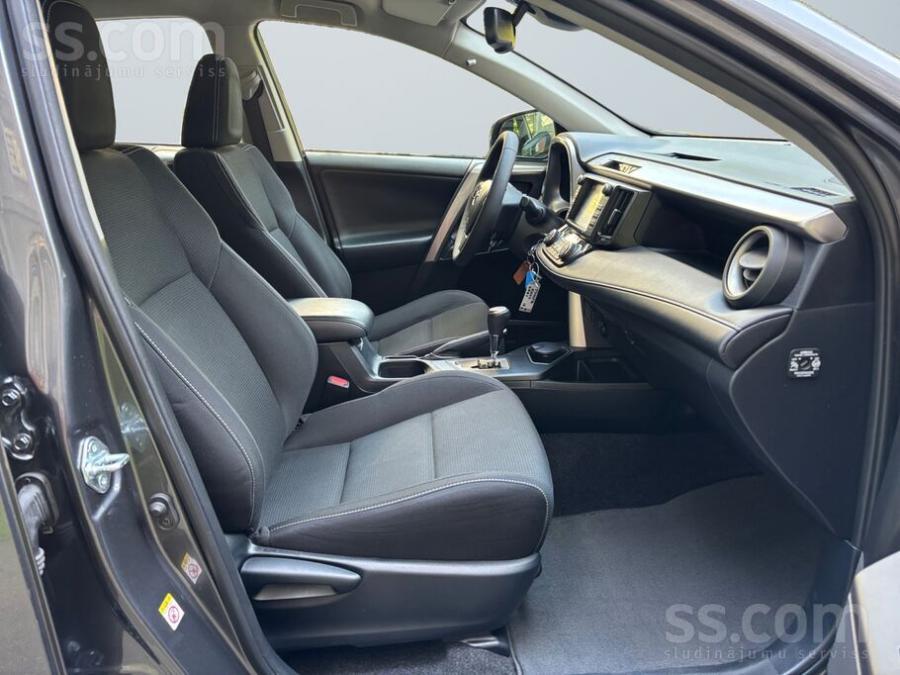 Grey Toyota RAV4 2018 in Riga, with an engine capacity of 2.00 L and mileage of 130 thousand km for 17230 €, photo 15 on AUTOMOTO.COM.LV