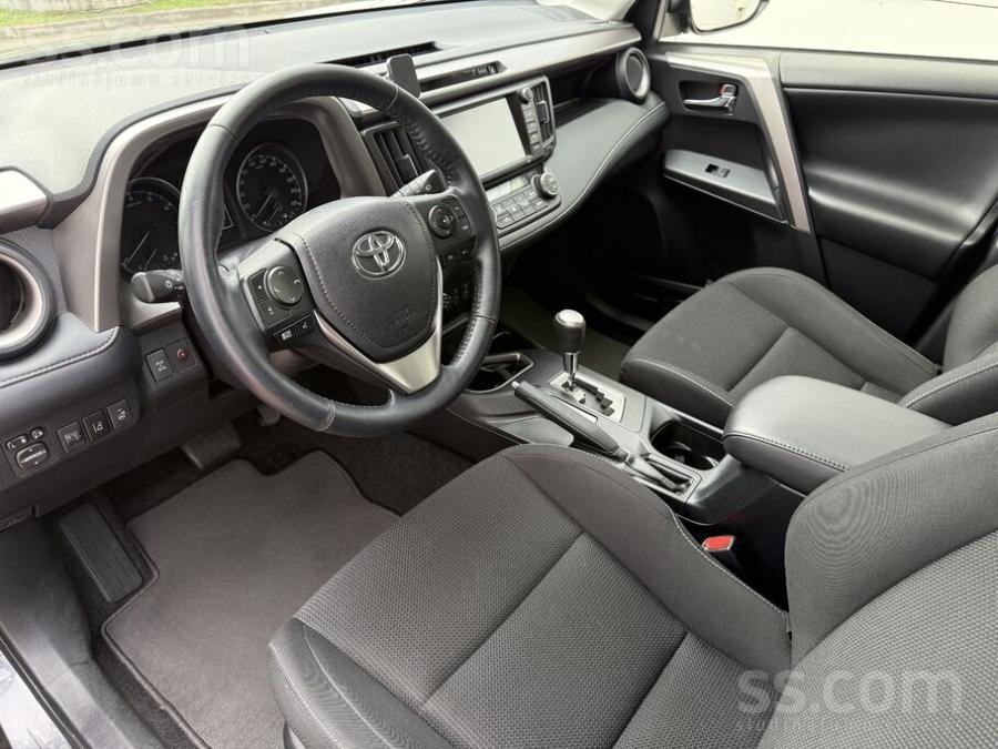 Pelēks Toyota RAV4 2018 Rīga, ar dzinēja tilpumu 2.00 L un nobraukumu 123 tūkst. km par 16500 €, foto 6 vietnē AUTOMOTO.COM.LV