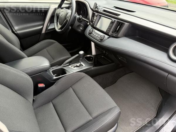 Pelēks Toyota RAV4 2018 Rīga, ar dzinēja tilpumu 2.00 L un nobraukumu 123 tūkst. km par 16500 €, foto 8 vietnē AUTOMOTO.COM.LV