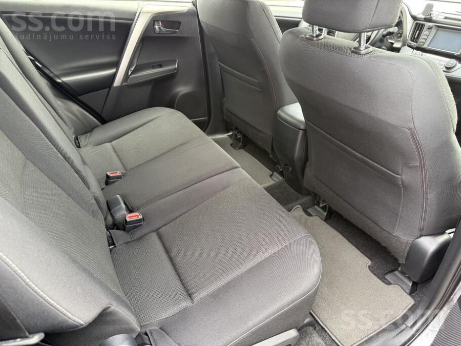 Pelēks Toyota RAV4 2018 Rīga, ar dzinēja tilpumu 2.00 L un nobraukumu 123 tūkst. km par 16500 €, foto 11 vietnē AUTOMOTO.COM.LV
