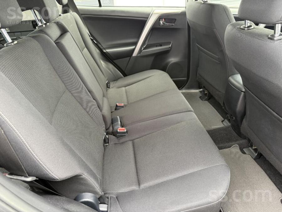 Pelēks Toyota RAV4 2018 Rīga, ar dzinēja tilpumu 2.00 L un nobraukumu 123 tūkst. km par 16500 €, foto 12 vietnē AUTOMOTO.COM.LV
