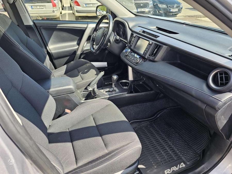 Pelēks Toyota RAV4 2018 Tauragė, ar dzinēja tilpumu 2.50 L un nobraukumu 78 tūkst. km par 18500 €, foto 7 vietnē AUTOMOTO.COM.LV