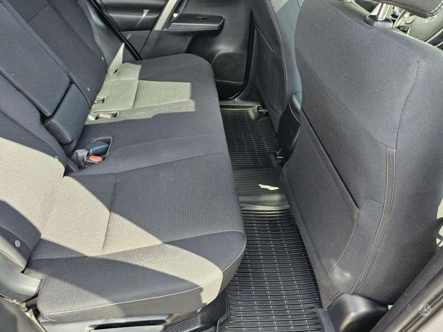 Pelēks Toyota RAV4 2018 Tauragė, ar dzinēja tilpumu 2.50 L un nobraukumu 78 tūkst. km par 18500 €, foto 8 vietnē AUTOMOTO.COM.LV