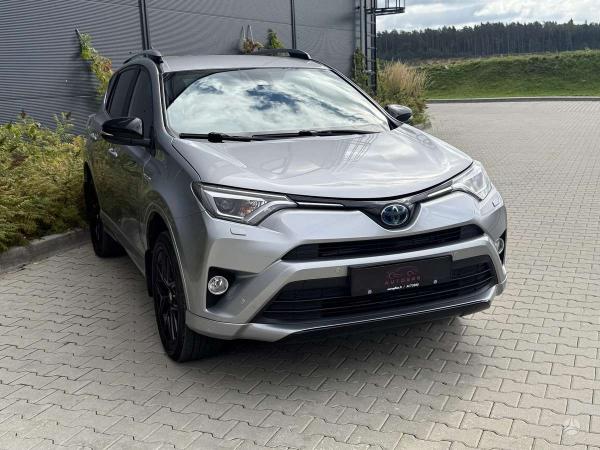 Grey Toyota RAV4 2018 in Vilnius, with an engine capacity of 2.49 L and mileage of 187 thousand km for 17300 €, photo 5 on AUTOMOTO.COM.LV