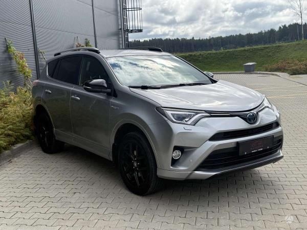 Grey Toyota RAV4 2018 in Vilnius, with an engine capacity of 2.49 L and mileage of 187 thousand km for 17300 €, photo 6 on AUTOMOTO.COM.LV