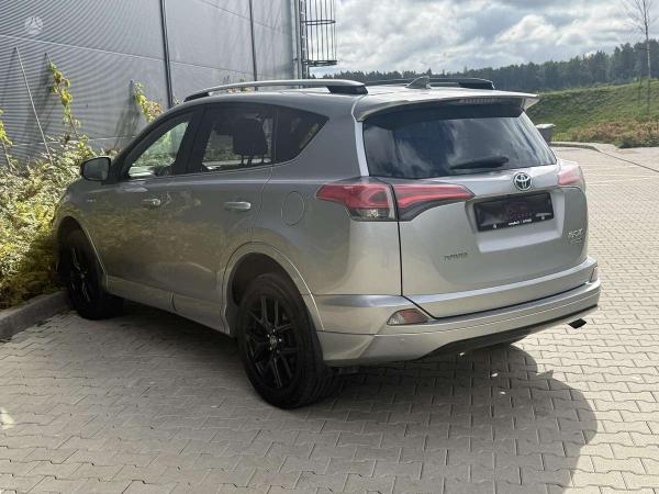 Grey Toyota RAV4 2018 in Vilnius, with an engine capacity of 2.49 L and mileage of 187 thousand km for 17300 €, photo 7 on AUTOMOTO.COM.LV