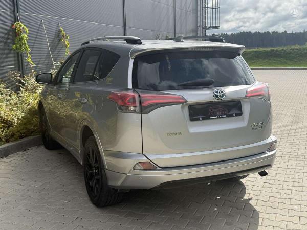 Grey Toyota RAV4 2018 in Vilnius, with an engine capacity of 2.49 L and mileage of 187 thousand km for 17300 €, photo 8 on AUTOMOTO.COM.LV