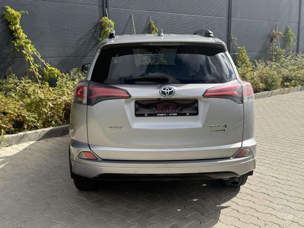 Grey Toyota RAV4 2018 in Vilnius, with an engine capacity of 2.49 L and mileage of 187 thousand km for 17300 €, photo 9 on AUTOMOTO.COM.LV