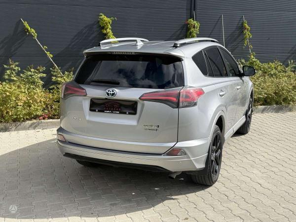Grey Toyota RAV4 2018 in Vilnius, with an engine capacity of 2.49 L and mileage of 187 thousand km for 17300 €, photo 10 on AUTOMOTO.COM.LV