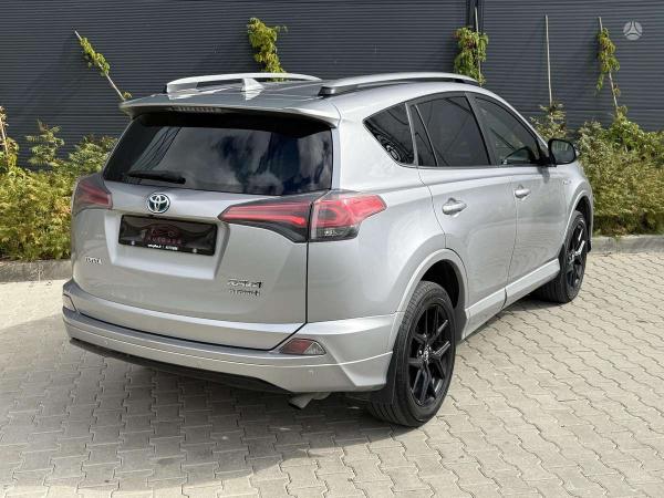 Grey Toyota RAV4 2018 in Vilnius, with an engine capacity of 2.49 L and mileage of 187 thousand km for 17300 €, photo 11 on AUTOMOTO.COM.LV