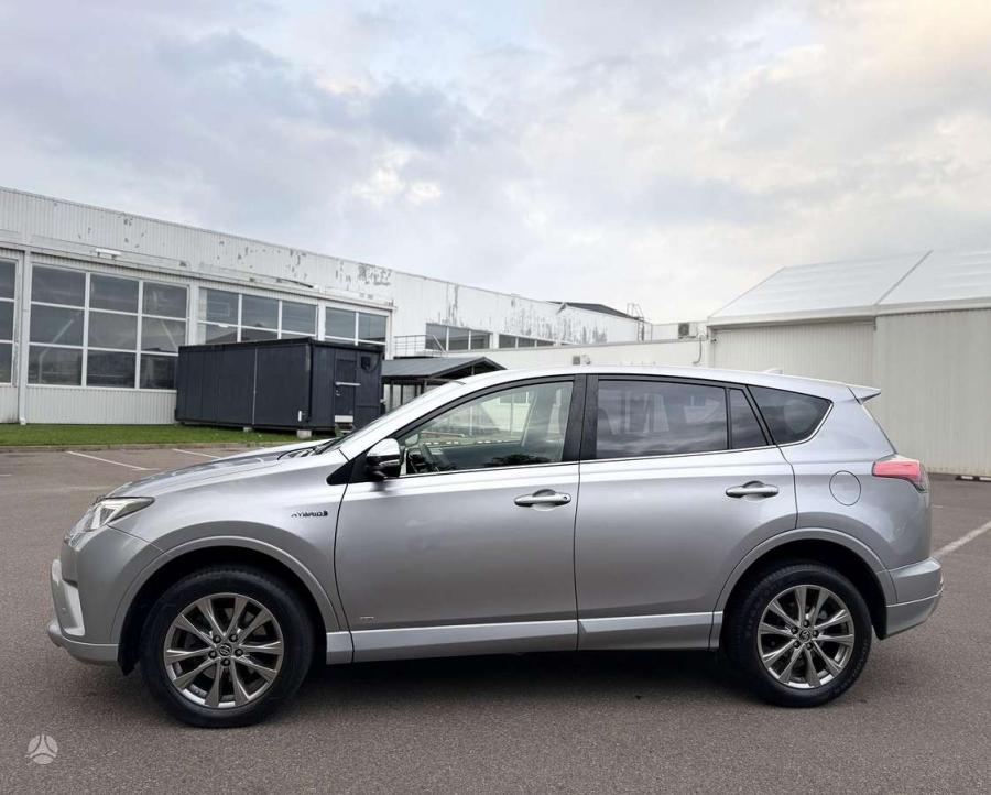Grey Toyota RAV4 2018 in Vilnius, with an engine capacity of 2.49 L and mileage of 287 thousand km for 14500 €, photo 9 on AUTOMOTO.COM.LV