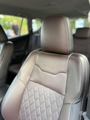 Grey Toyota RAV4 2018 in Vilnius, with an engine capacity of 2.49 L and mileage of 287 thousand km for 14500 €, photo 16 on AUTOMOTO.COM.LV
