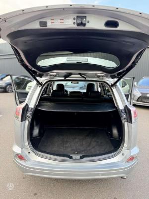 Grey Toyota RAV4 2018 in Vilnius, with an engine capacity of 2.49 L and mileage of 287 thousand km for 14500 €, photo 24 on AUTOMOTO.COM.LV
