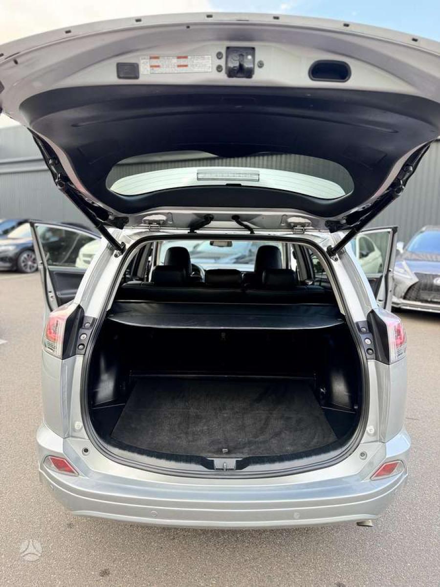 Grey Toyota RAV4 2018 in Vilnius, with an engine capacity of 2.49 L and mileage of 287 thousand km for 14500 €, photo 24 on AUTOMOTO.COM.LV