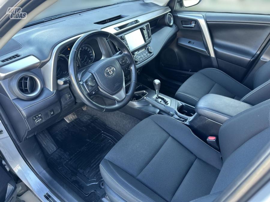 Grey Toyota RAV4 2018 in Klaipeda, with an engine capacity of 2.50 L and mileage of 171 thousand km for 19500 €, photo 13 on AUTOMOTO.COM.LV
