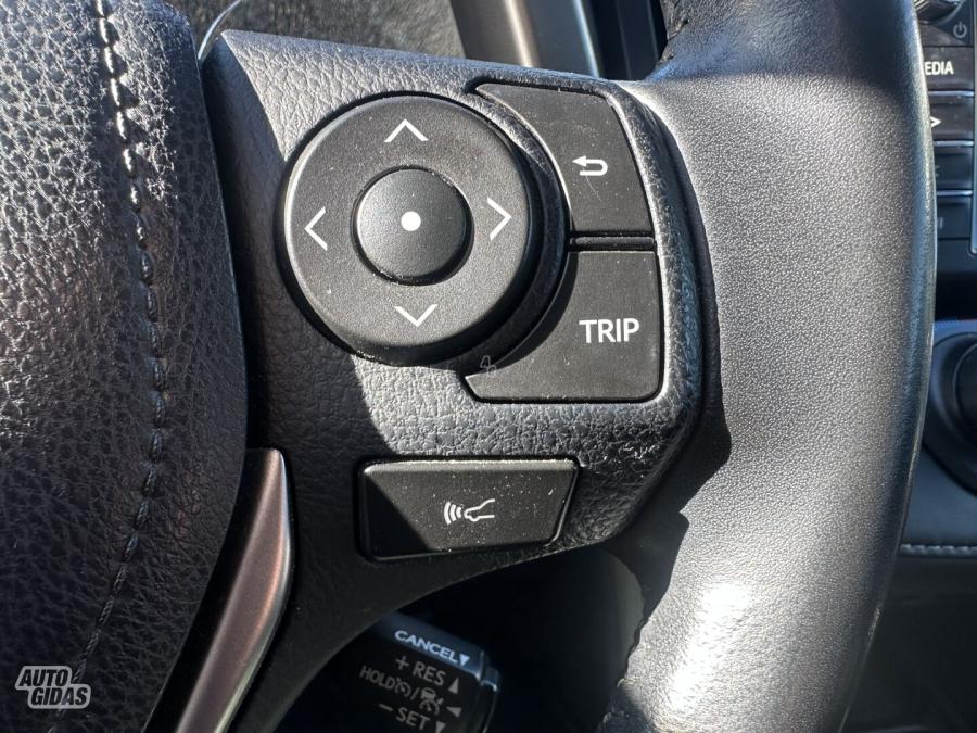 Grey Toyota RAV4 2018 in Klaipeda, with an engine capacity of 2.50 L and mileage of 171 thousand km for 19500 €, photo 17 on AUTOMOTO.COM.LV