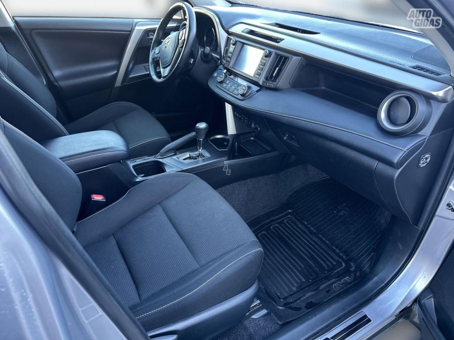 Grey Toyota RAV4 2018 in Klaipeda, with an engine capacity of 2.50 L and mileage of 171 thousand km for 19500 €, photo 29 on AUTOMOTO.COM.LV