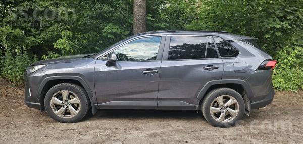 Grey Toyota RAV4 2019 in Riga, with an engine capacity of 2.00 L and mileage of 102 thousand km for 18700 €, photo 1 on AUTOMOTO.COM.LV