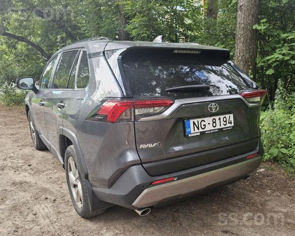 Grey Toyota RAV4 2019 in Riga, with an engine capacity of 2.00 L and mileage of 102 thousand km for 18700 €, photo 3 on AUTOMOTO.COM.LV