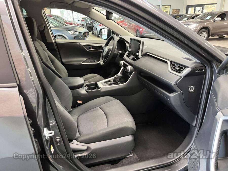 Grey Toyota RAV4 2019 in Tallinn, with an engine capacity of 2.00 L and mileage of 98 thousand km for 20900 €, photo 5 on AUTOMOTO.COM.LV