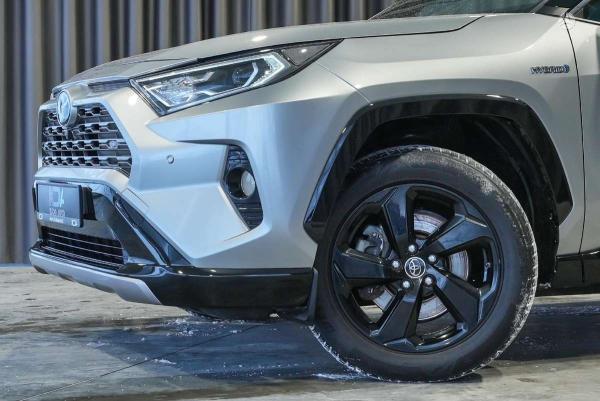 Grey Toyota RAV4 2019 in Marijampole, with an engine capacity of 2.49 L and mileage of 214 thousand km for 23450 €, photo 6 on AUTOMOTO.COM.LV