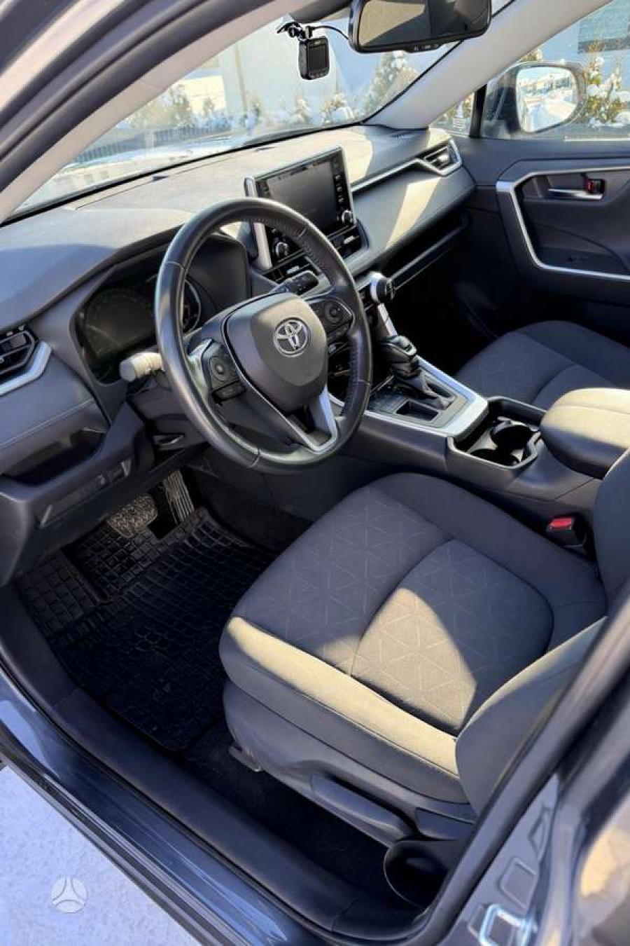Pelēks Toyota RAV4 2019 Viļņa, ar dzinēja tilpumu 1.99 L un nobraukumu 47 tūkst. km par 21000 €, foto 5 vietnē AUTOMOTO.COM.LV
