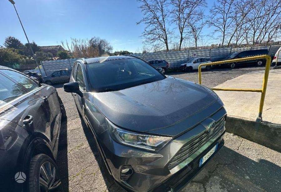Grey Toyota RAV4 2019 in Kaunas, with an engine capacity of 2.50 L and mileage of 107 thousand km for 13298 €, photo 1 on AUTOMOTO.COM.LV