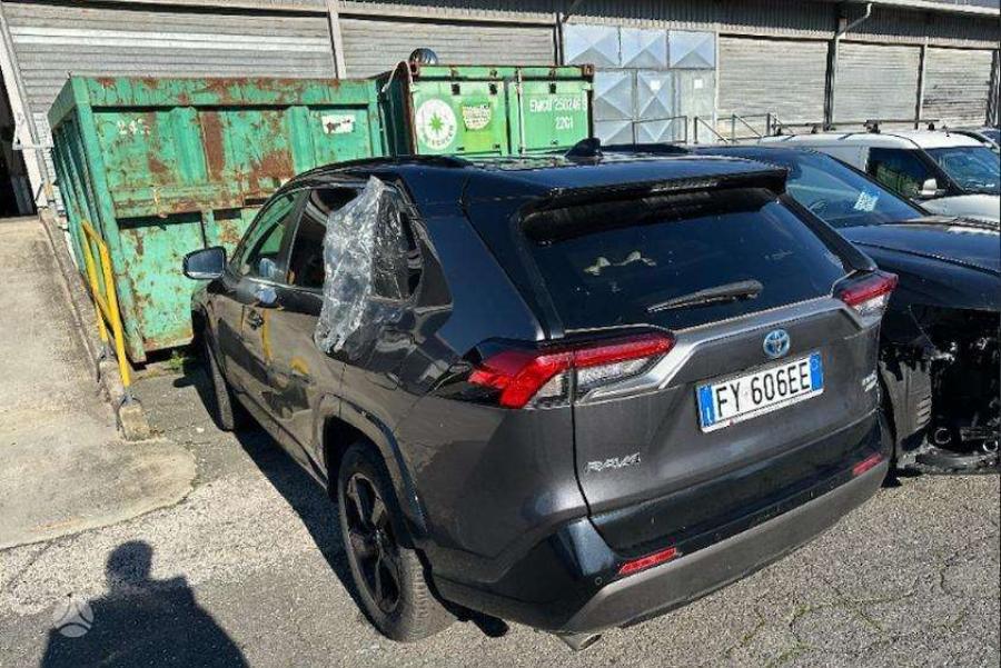 Grey Toyota RAV4 2019 in Kaunas, with an engine capacity of 2.50 L and mileage of 107 thousand km for 13298 €, photo 2 on AUTOMOTO.COM.LV