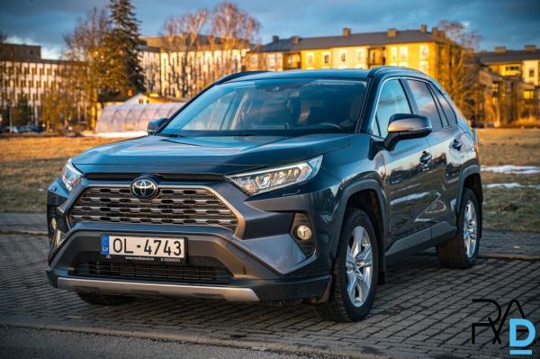 Grey Toyota RAV4 2019 in Riga, with an engine capacity of 2.00 L and mileage of 67 thousand km for 23990 €, photo 1 on AUTOMOTO.COM.LV
