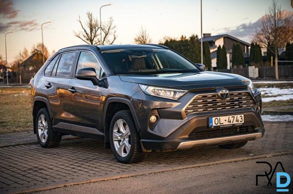 Grey Toyota RAV4 2019 in Riga, with an engine capacity of 2.00 L and mileage of 67 thousand km for 23990 €, photo 2 on AUTOMOTO.COM.LV