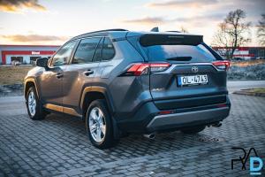 Pelēks Toyota RAV4 2019 Rīga, ar dzinēja tilpumu 2.00 L un nobraukumu 67 tūkst. km par 23990 €, foto 3 vietnē AUTOMOTO.COM.LV