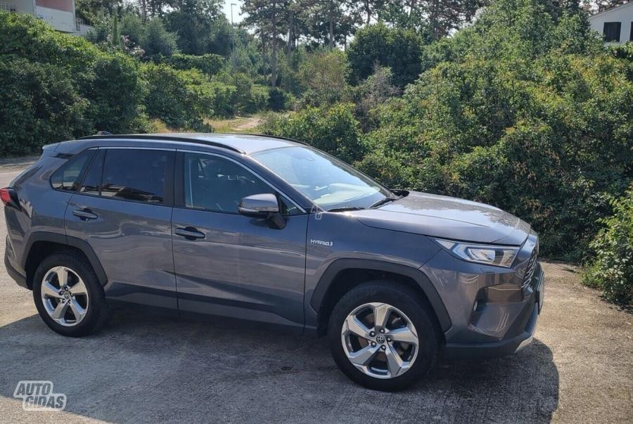 Pelēks Toyota RAV4 2019 Kauņa, ar dzinēja tilpumu 2.50 L un nobraukumu 123 tūkst. km par 23700 €, foto 1 vietnē AUTOMOTO.COM.LV