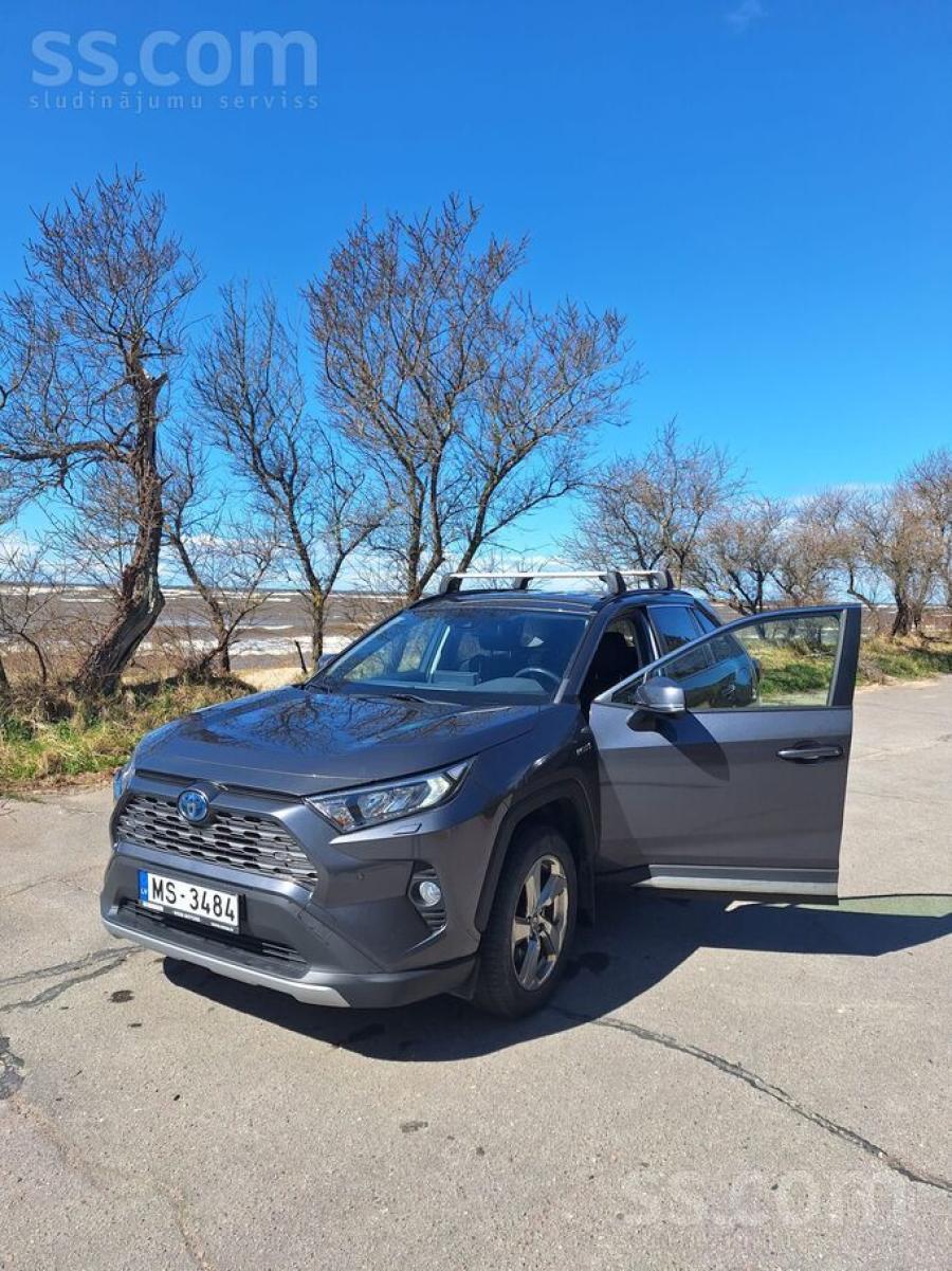 Grey Toyota RAV4 2019 in Riga, with an engine capacity of 2.50 L and mileage of 164 thousand km for 25000 €, photo 1 on AUTOMOTO.COM.LV