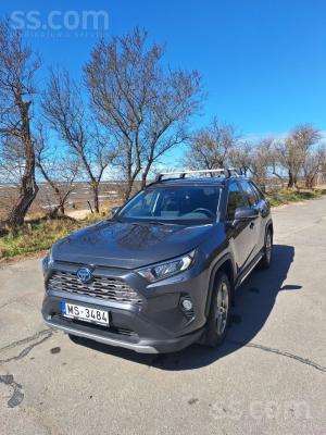 Grey Toyota RAV4 2019 in Riga, with an engine capacity of 2.50 L and mileage of 164 thousand km for 25000 €, photo 5 on AUTOMOTO.COM.LV