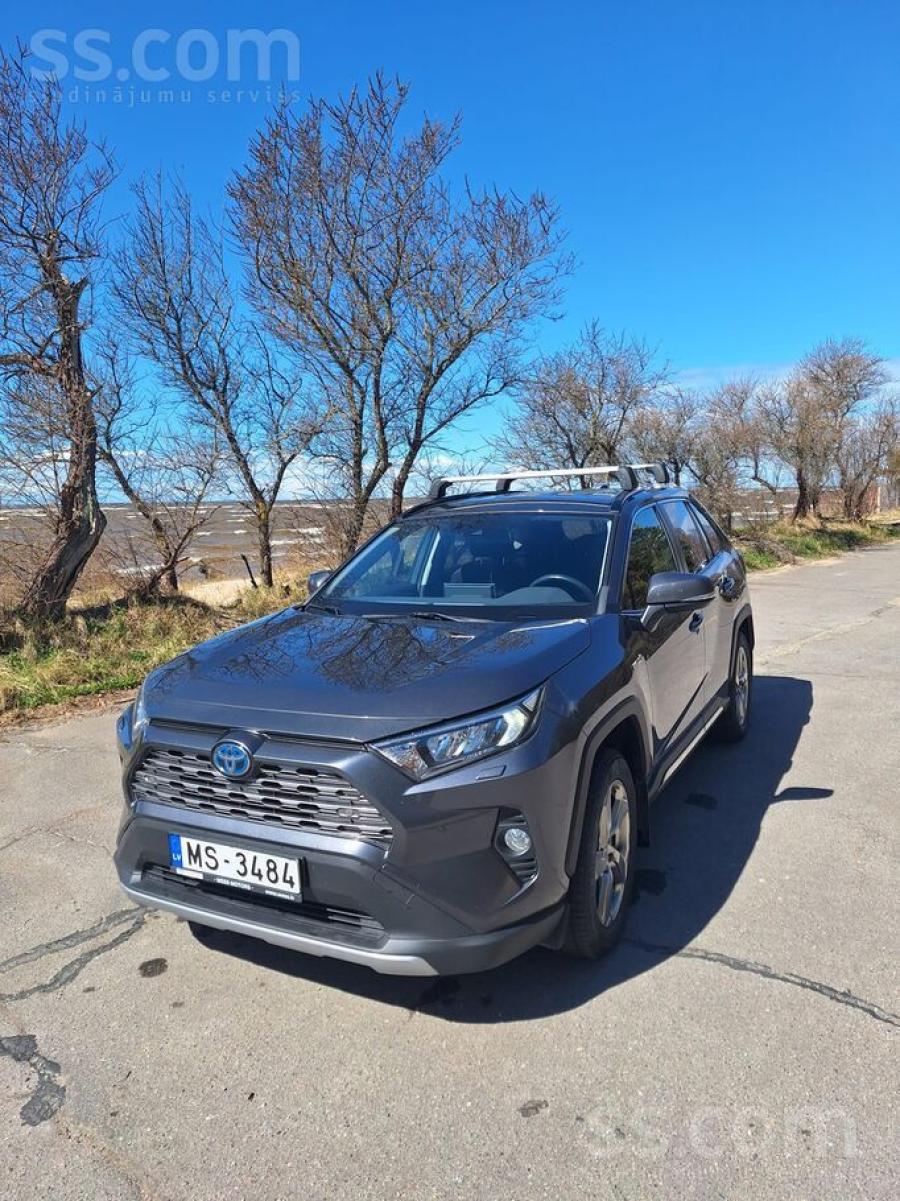 Grey Toyota RAV4 2019 in Riga, with an engine capacity of 2.50 L and mileage of 164 thousand km for 25000 €, photo 5 on AUTOMOTO.COM.LV