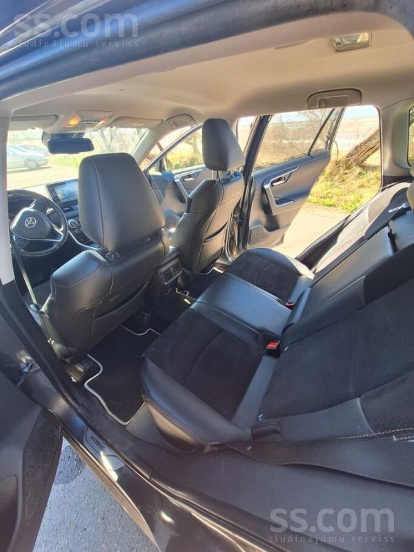 Grey Toyota RAV4 2019 in Riga, with an engine capacity of 2.50 L and mileage of 164 thousand km for 25000 €, photo 5 on AUTOMOTO.COM.LV