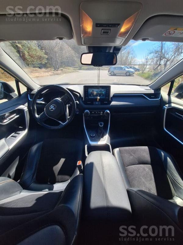 Grey Toyota RAV4 2019 in Riga, with an engine capacity of 2.50 L and mileage of 164 thousand km for 25000 €, photo 6 on AUTOMOTO.COM.LV