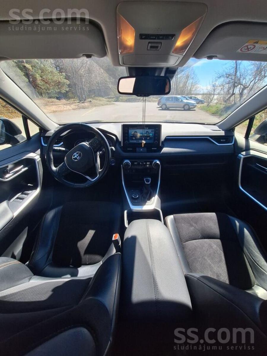 Grey Toyota RAV4 2019 in Riga, with an engine capacity of 2.50 L and mileage of 164 thousand km for 25000 €, photo 7 on AUTOMOTO.COM.LV