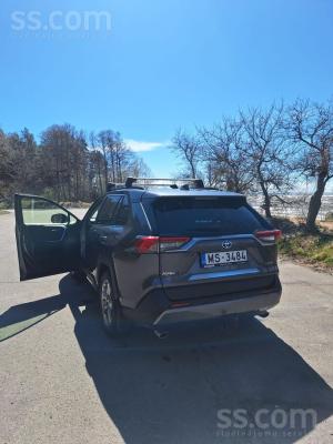 Grey Toyota RAV4 2019 in Riga, with an engine capacity of 2.50 L and mileage of 164 thousand km for 25000 €, photo 8 on AUTOMOTO.COM.LV