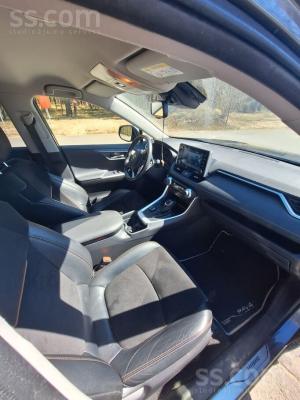 Grey Toyota RAV4 2019 in Riga, with an engine capacity of 2.50 L and mileage of 164 thousand km for 25000 €, photo 10 on AUTOMOTO.COM.LV